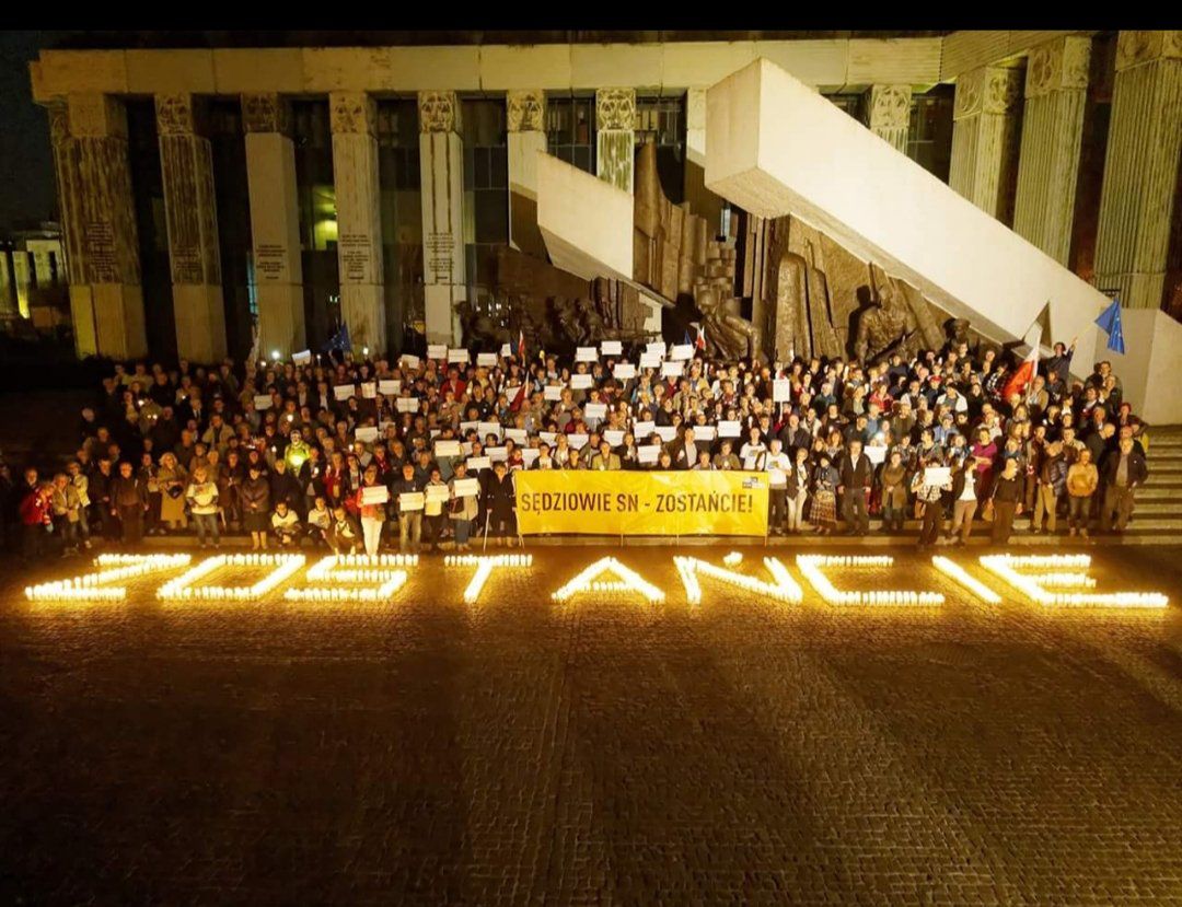Wielki napis przed Sądem Najwyższym. Apel do sędziów