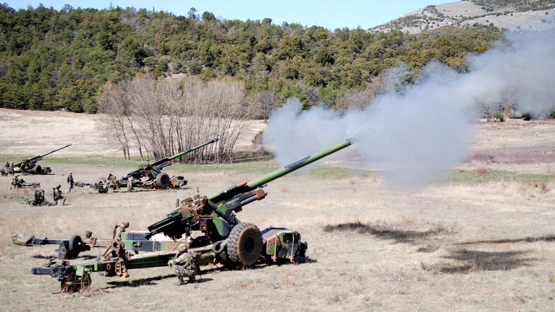 Francuskie haubice TRF1 ostrzeliwują Rosjan. Trójstrzałowa salwa to 15 ...