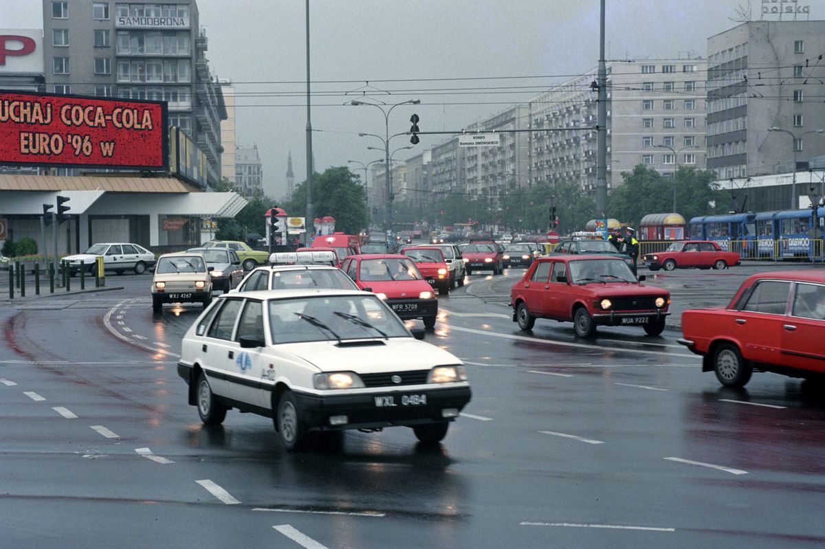 Quiz. Tym jeździliśmy w latach 90. Rozpoznasz modele kultowych aut? - o2