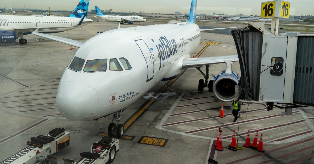 Dangerous moments at the airport. Airbus A321 was taken for examination