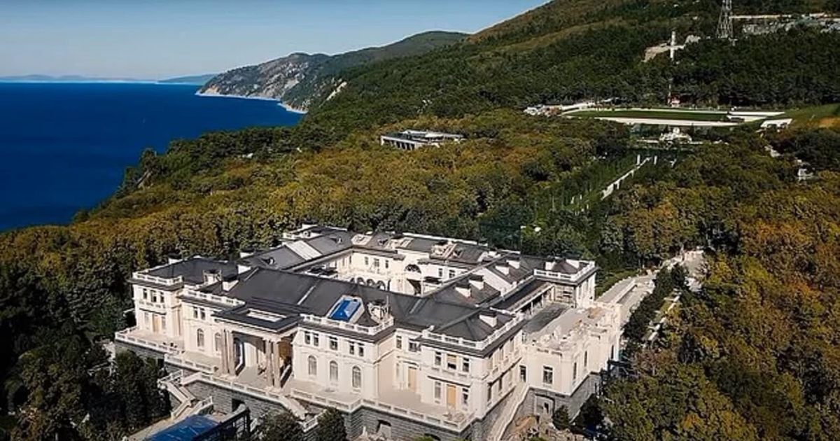 Unveiling Putin's palace: Billion-dollar palace with its own church ...