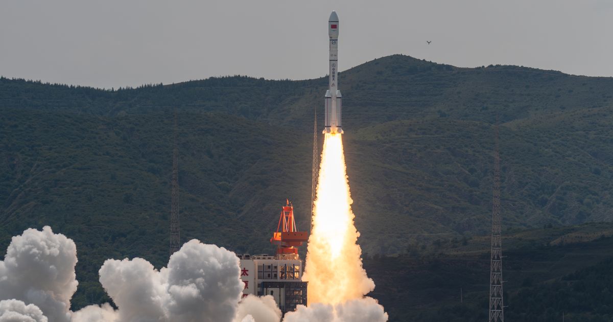 Chinese rocket failure scatters debris, threatens low Earth orbit