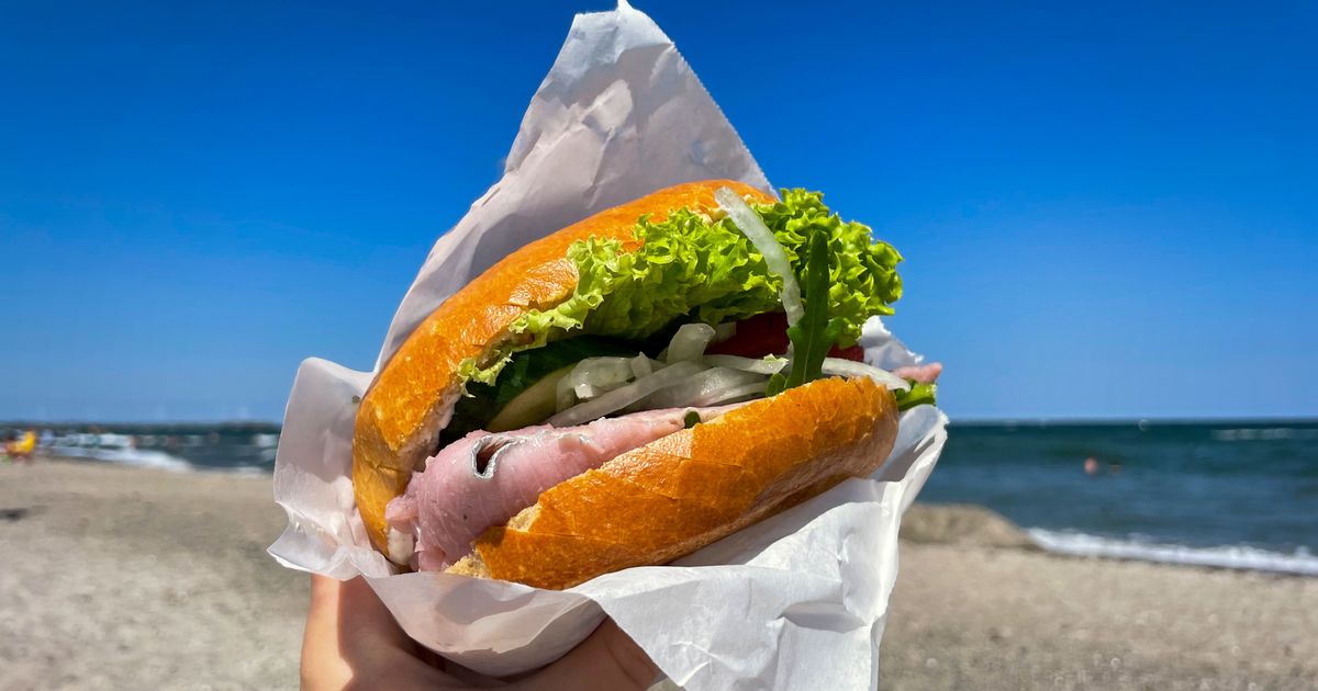 Fischbrötchen delight: Irresistible German fish sandwich