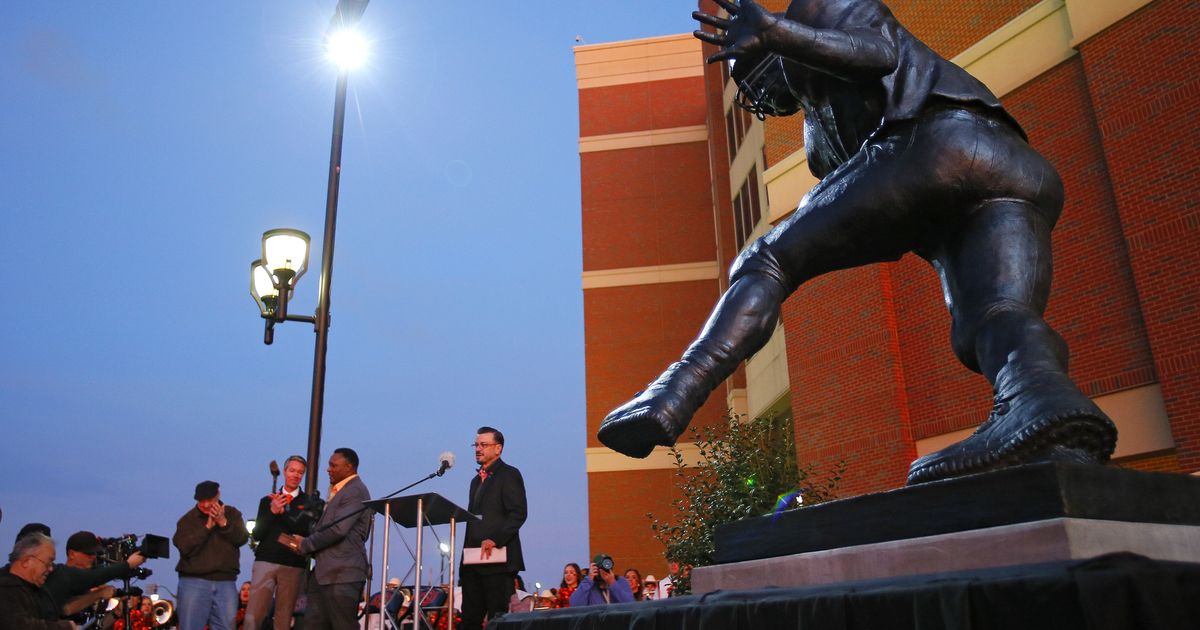 Detroit Lions in Legal Battle Over Barry Sanders Statue
