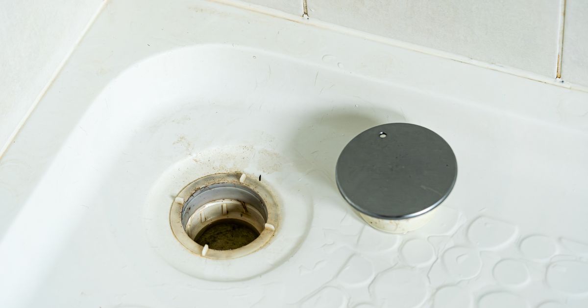 Hausmittel statt Chemie: Abfluss im Bad schnell selbst entstopfen