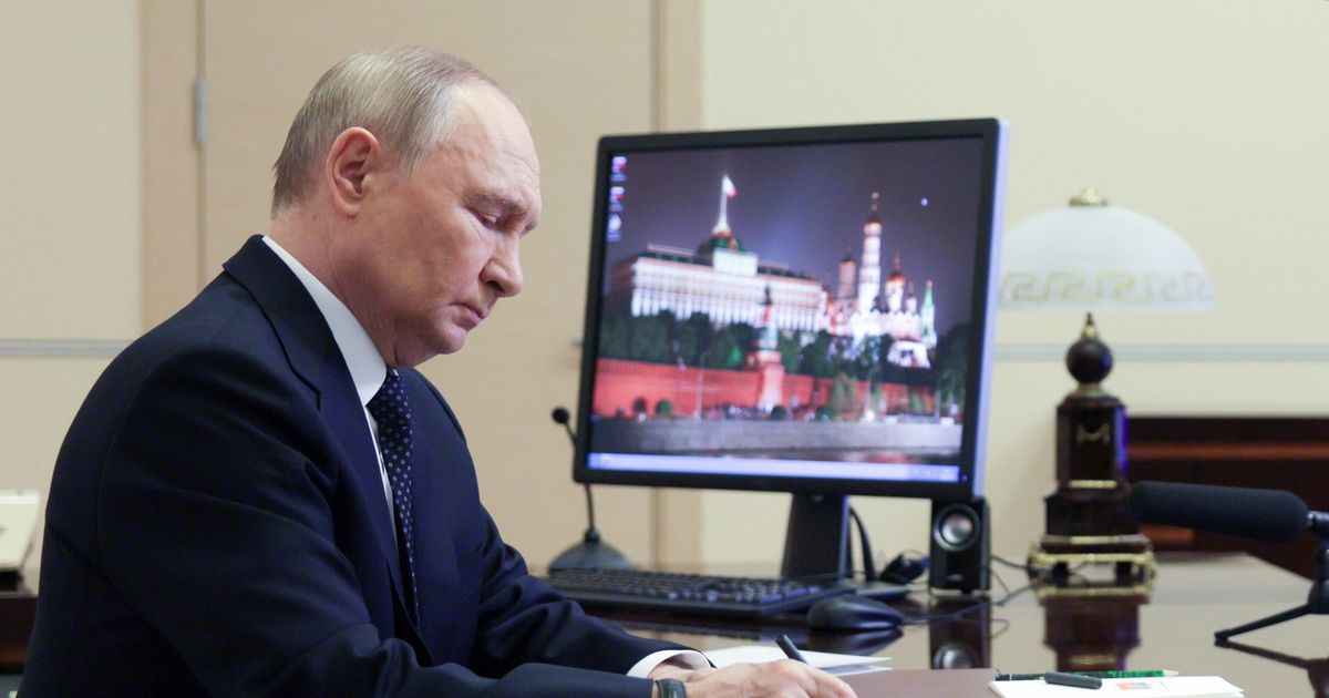 Władimir Putin pokazał komputer. Dalej korzysta z Windowsa XP