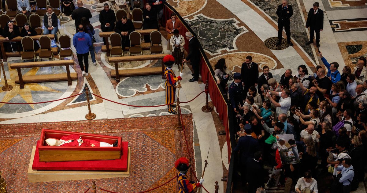 Selfies am Sarg von Papst Franziskus erschüttern die Gläubigen