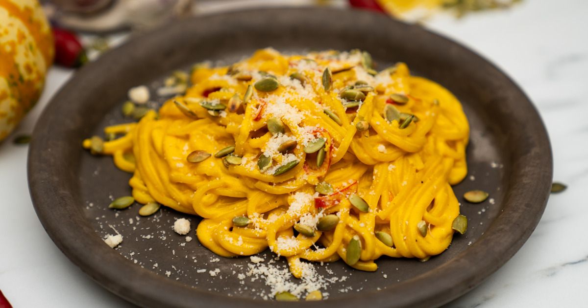 Makaron spaghetti z sosem dyniowym. Jesienna, kremowa pasta idealna na ...