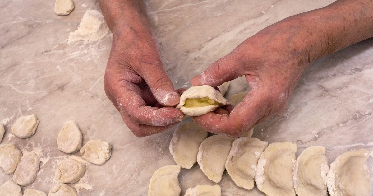 Babciny trik na lepienie pierogów. Jest błyskawiczny i niezwykle ...