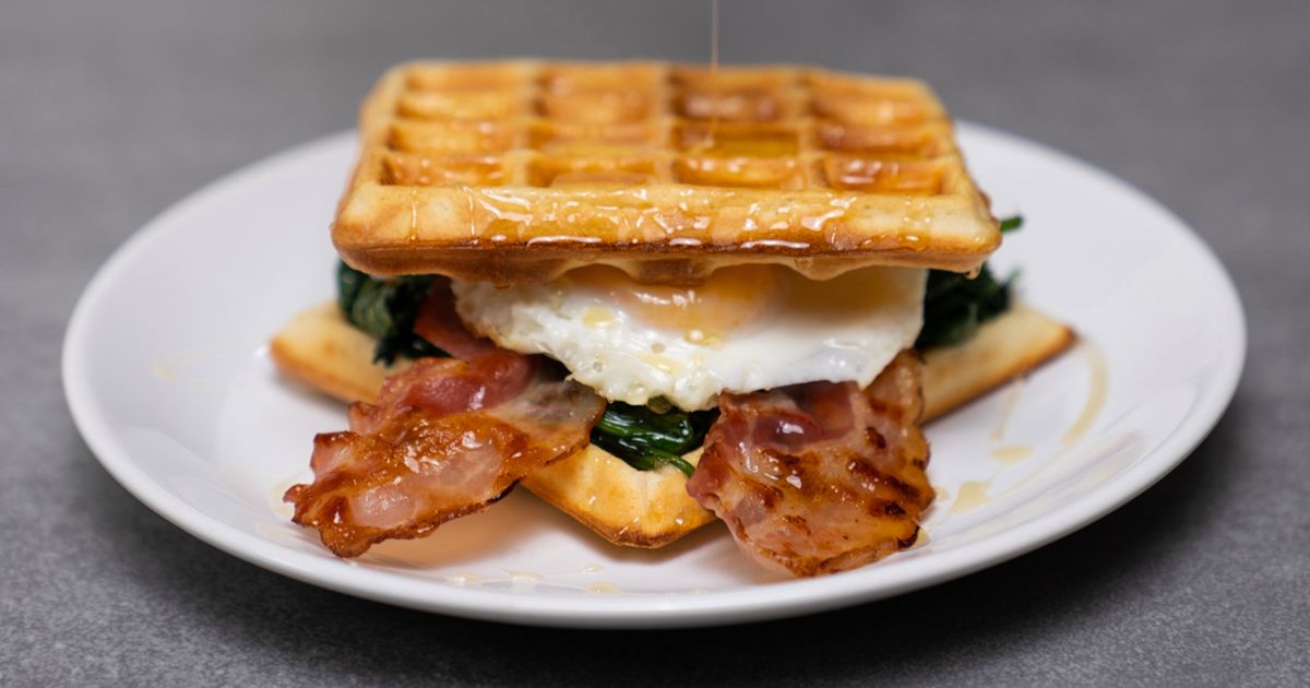Gofry na słono ze szpinakiem, jajkiem i boczkiem. Pyszny przepis na ...