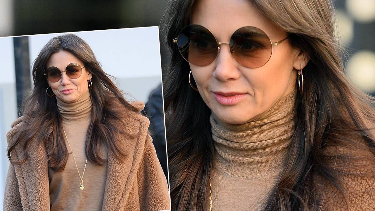 Kinga Rusin przed studiem "DDTVN" w mini i pluszowym płaszczu. Podobny ...