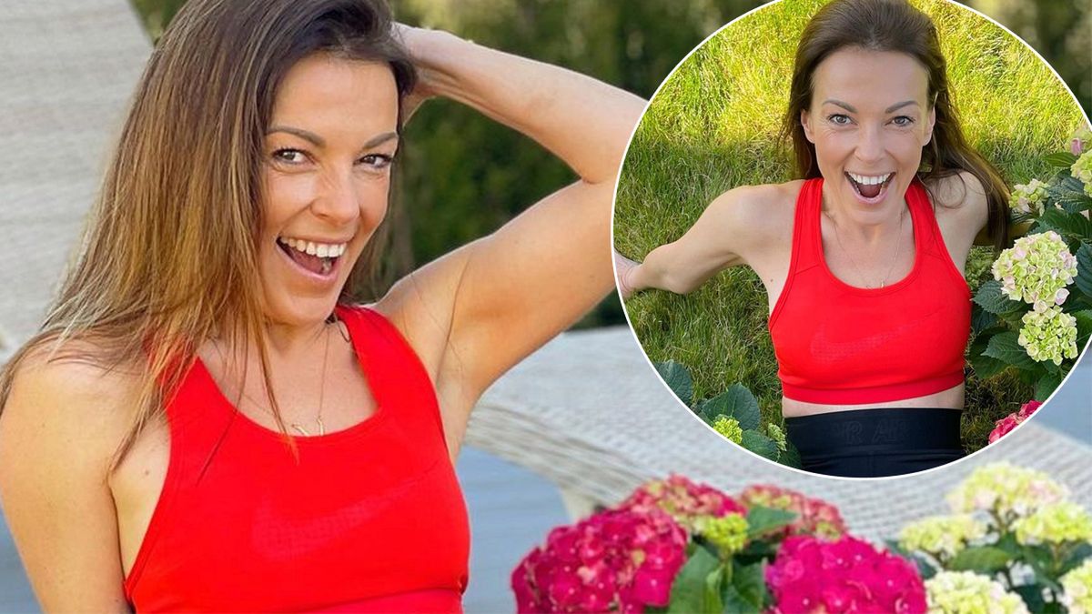 Kasia Glinka prezentuje zgrabne kształty w pięknym ogrodzie. To miejsce ...