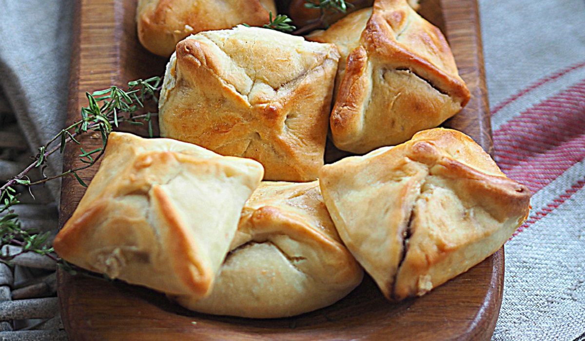 Pulchne bułeczki z cebulowym farszem. Knysze prosto z bieszczadzkiej kuchni