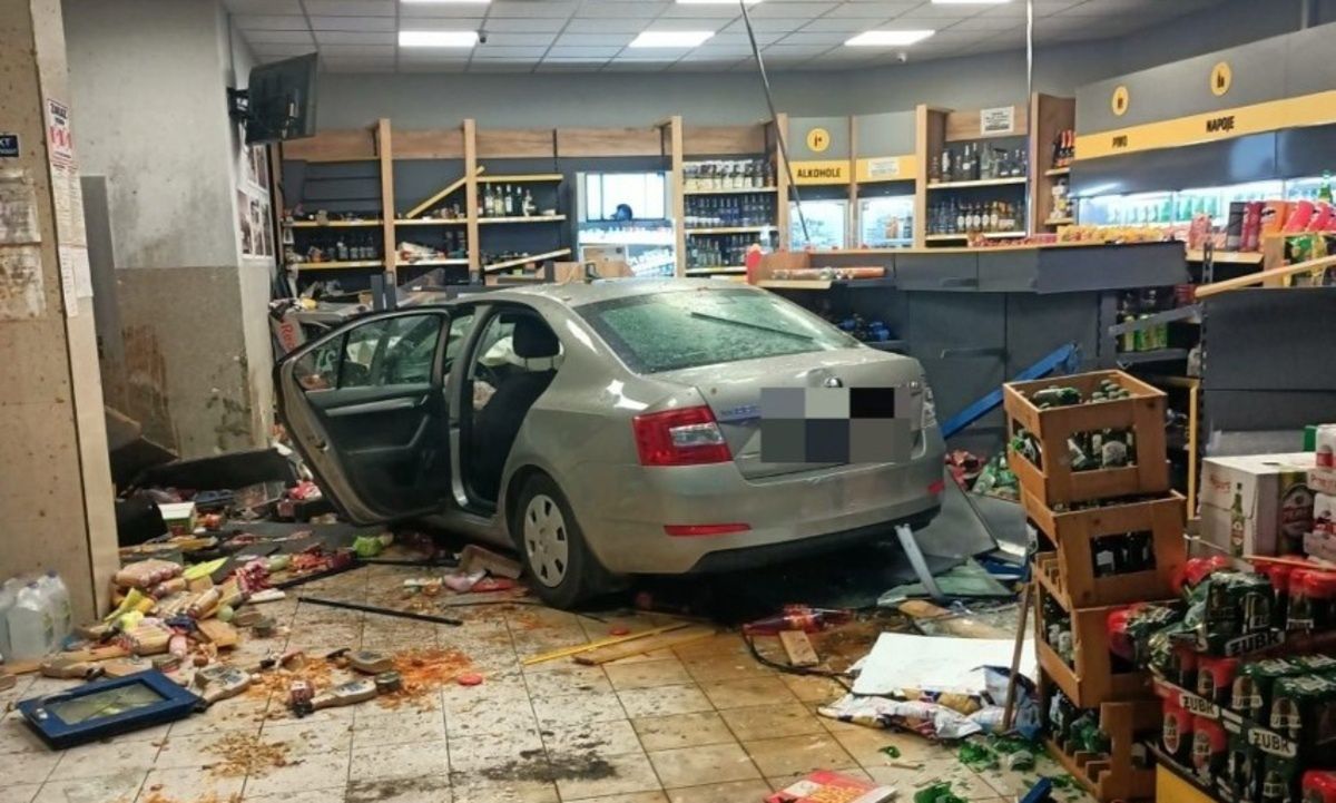 Wjechał w budynek samochodem. Nietypowy wypadek na stacji paliw
