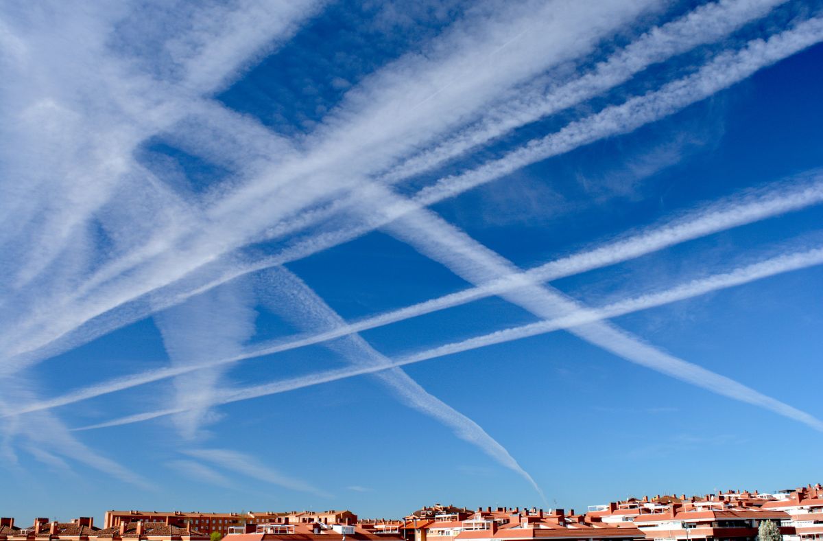 Scientists reveal surprising climate impact of airplane contrails