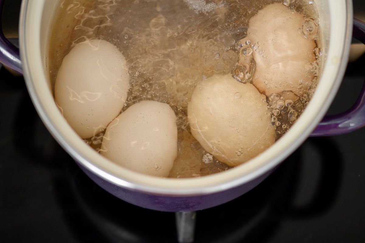 Effortlessly peel eggs: Expert tips and tricks unveiled