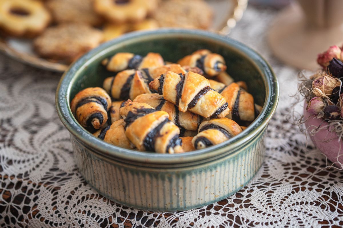 Festive poppy seed crescents: A holiday baking delight