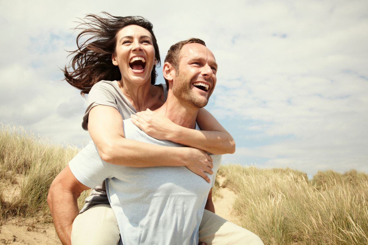 Po 85 latach badań naukowcy wiedzą, co daje ludziom szczęście. Wcale ...