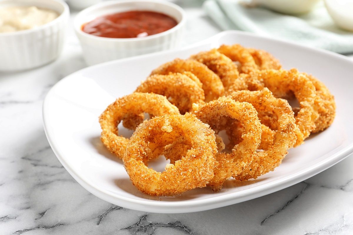 Get crispy at home: Make perfect onion rings easily