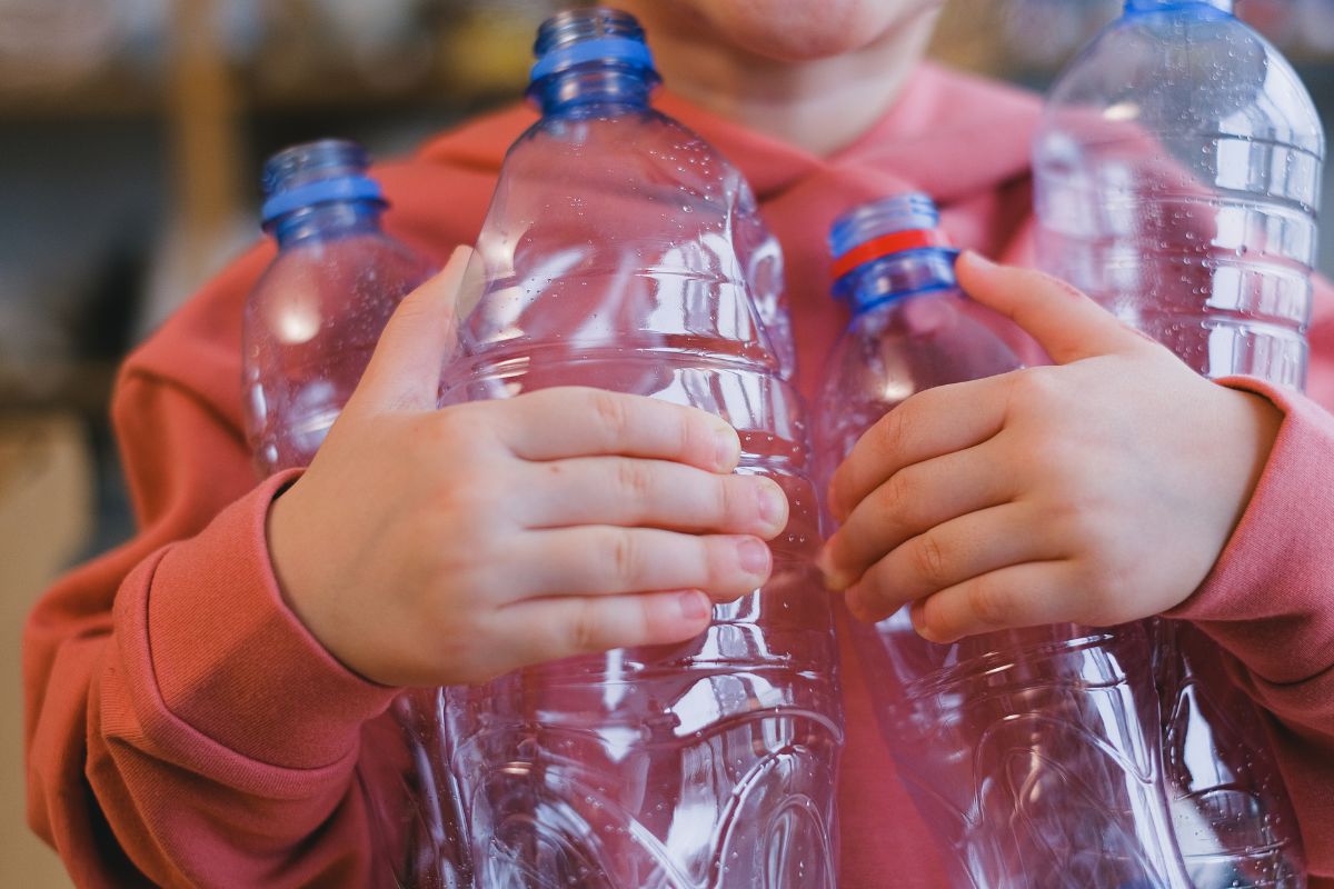 Plastic bottle hack: Speed up laundry drying with ease