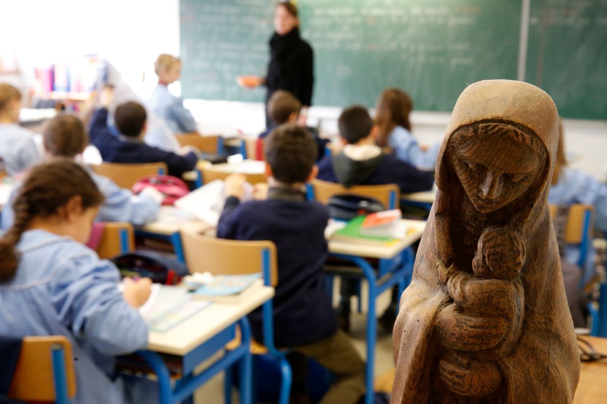 "Z religii wypisała się aż połowa klasy". Kto i dlaczego rezygnuje z katechezy?