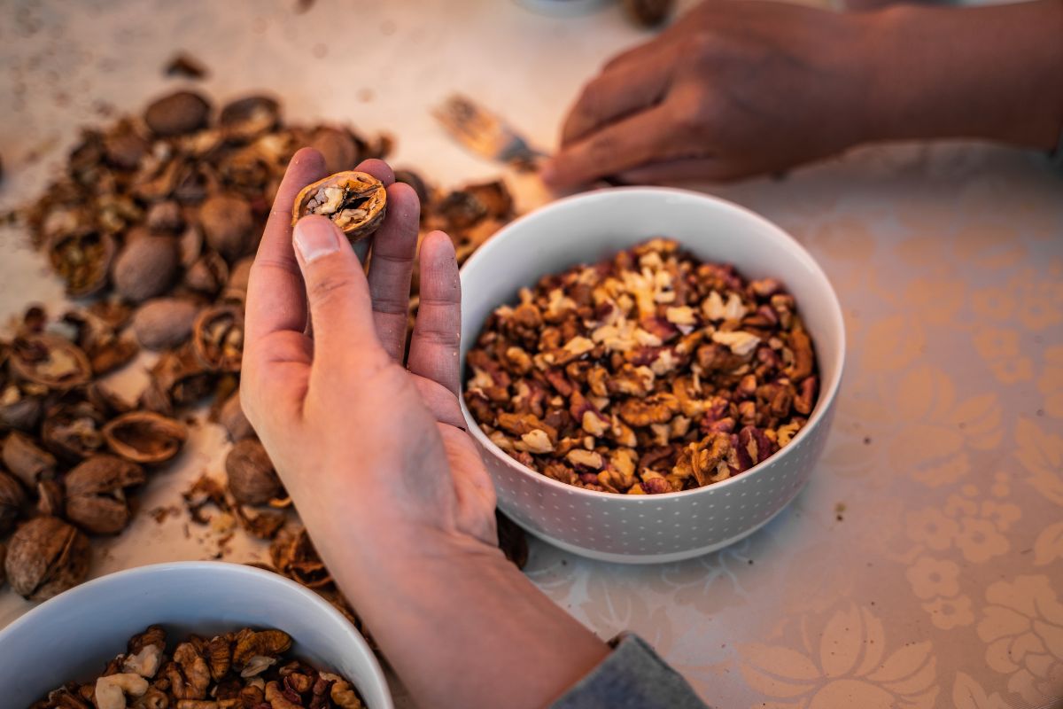 Say goodbye to hard shells: Grandma's trick for easy walnut peeling