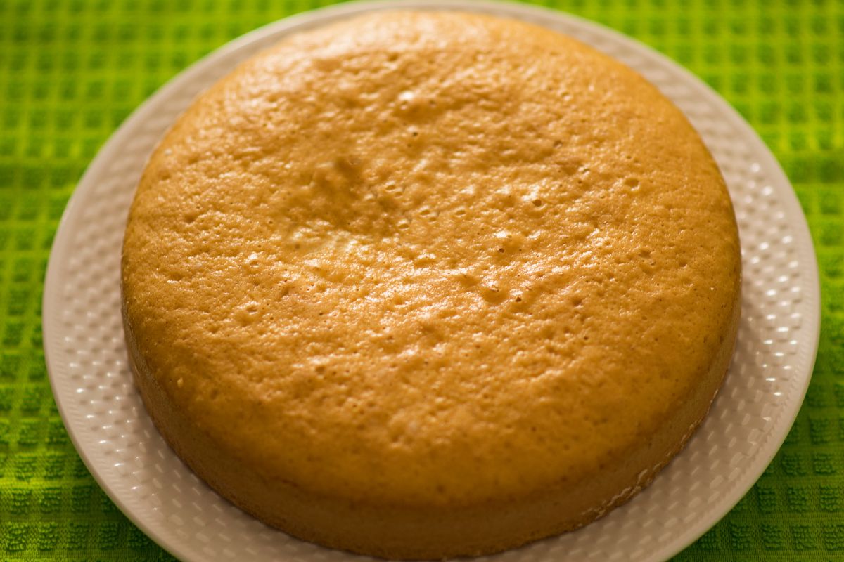 Mastering the art of perfect sponge cake: Essential tips unveiled