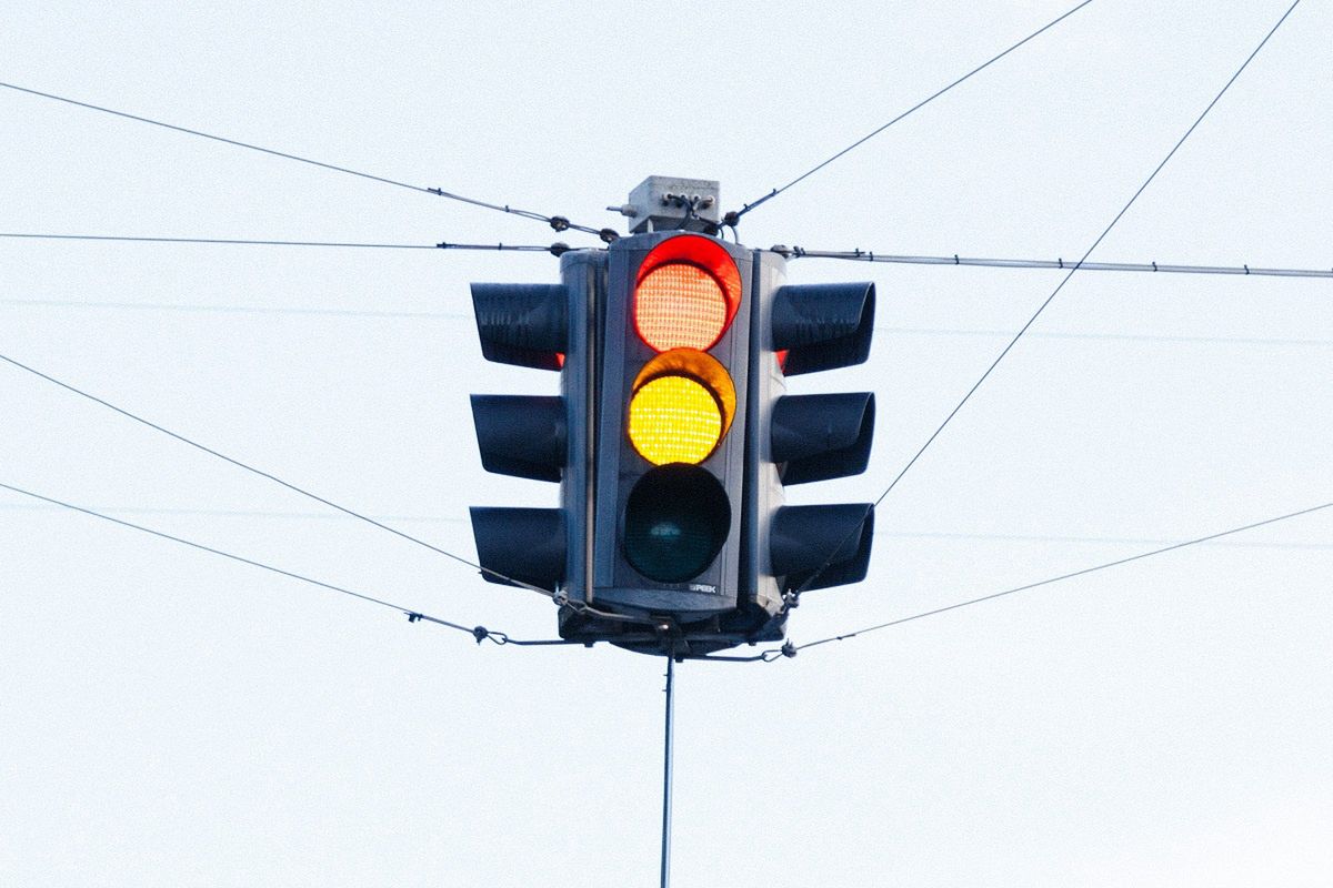 Facing the future: Could a fourth color traffic light revolutionize ...