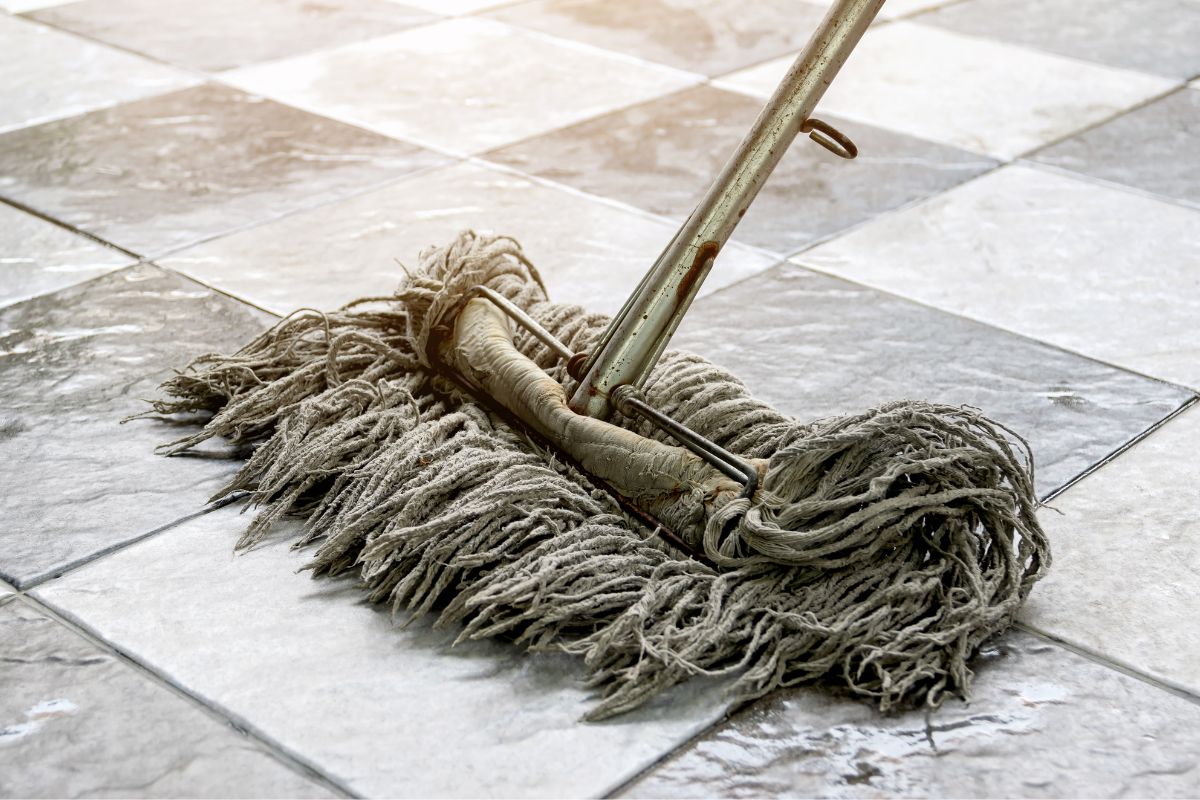 Revive your old mop with this simple kitchen hack and save money on ...