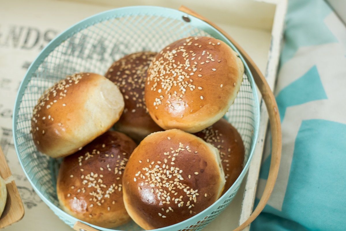 Whip up golden garlic rolls: A simple recipe for a hearty breakfast