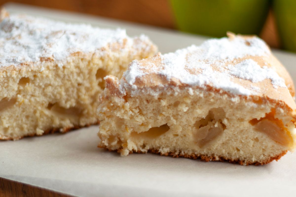 Apple sponge cake delights: A cozy autumn treat