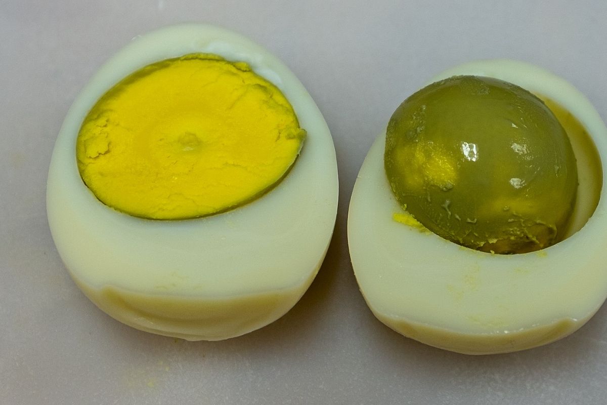 Overcooking eggs Unveiling the mystery behind blue halos around egg yolks