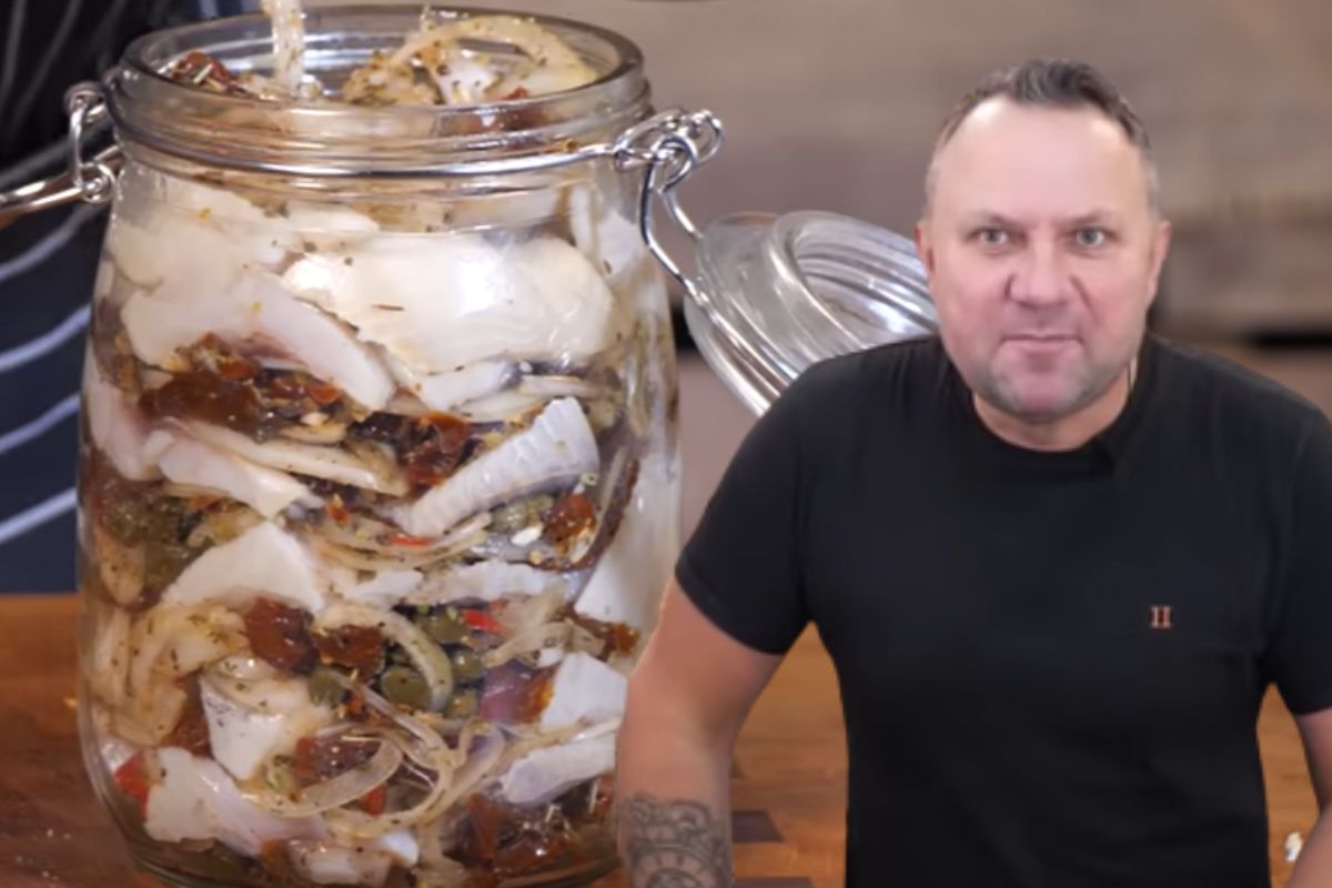 Tomasz Strzelczyk robi śledzie po diabelsku. Jeśli chcesz zebrać owacje ...