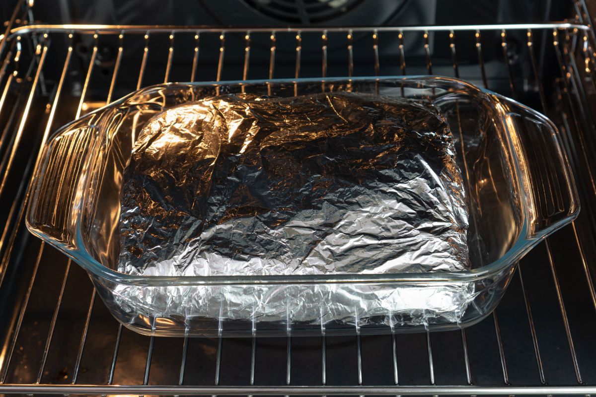 Której strony używać do pieczenia? Wielu popełnia błąd z folią aluminiową