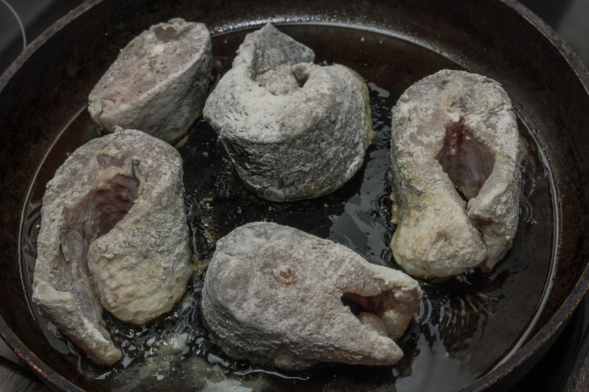 Nie smaż karpia na niczym innym, bo nie będzie smaczny. Tylko ten ...