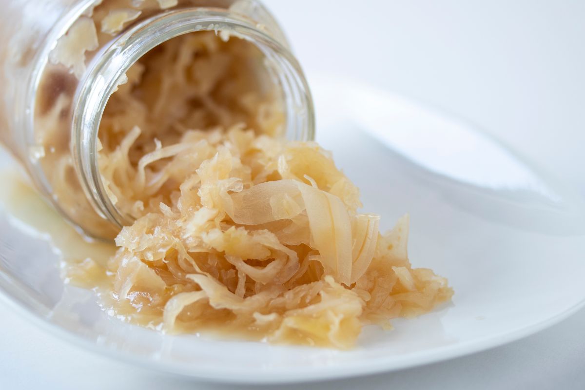 Biały nalot na kapuście kiszonej. Czy jest groźny dla naszego zdrowia?