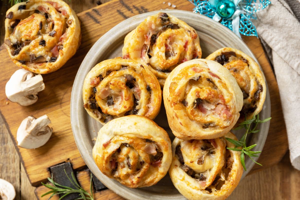 Dazzle your guests with this delightful puff pastry snack: a quick ...