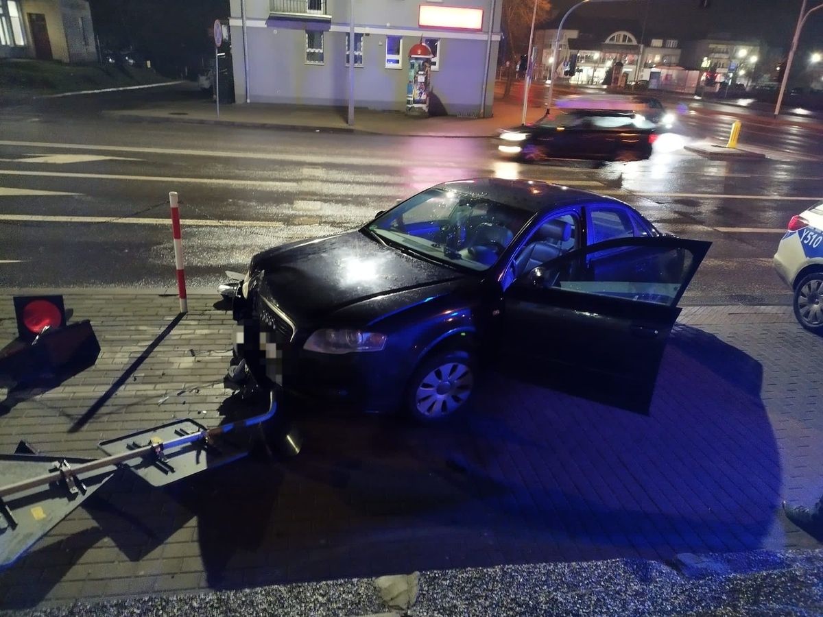 Jechał "szybko ale bezpiecznie". Wjechał w sygnalizator i znak drogowy