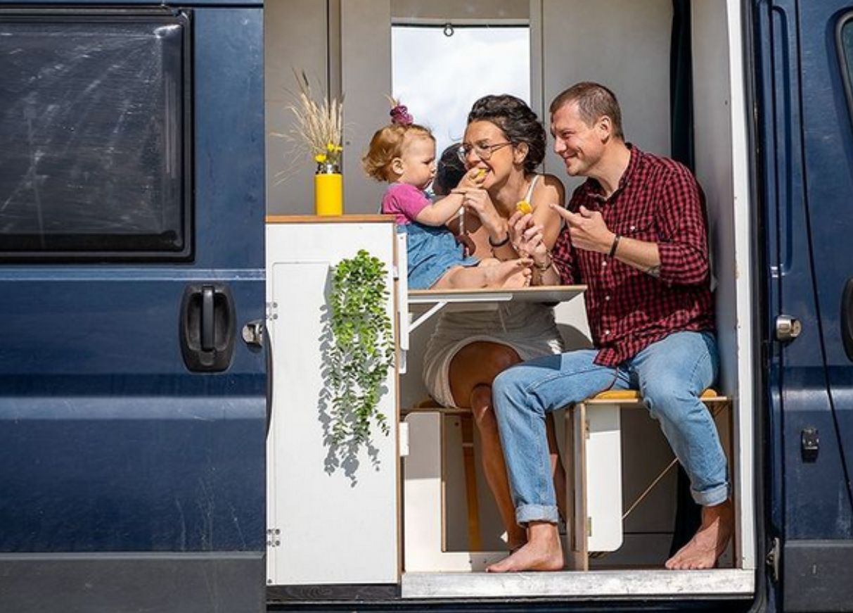 Mieszkają w vanie z 1,5-roczną córką. "Wydajemy na życie 10 euro dziennie"