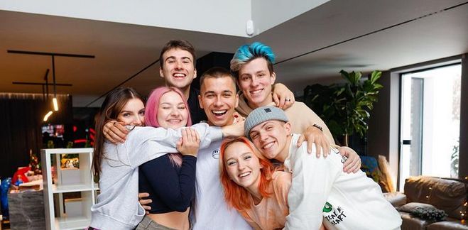 Hi Hania z Genzie mówi o zarobkach: "Wypłata jest regularna, ale... NIE ...