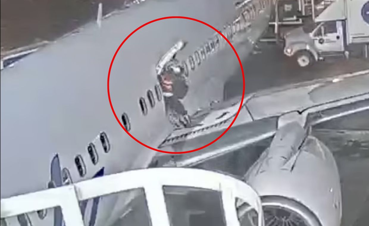 Alaska Airlines passenger escapes to plane wing in panic