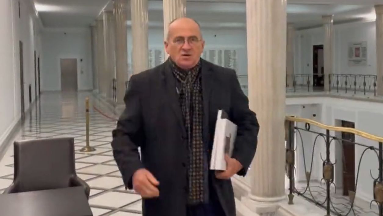 Afera wizowa pogrążyła PiS? Minister Rau ucieka przed pytaniami