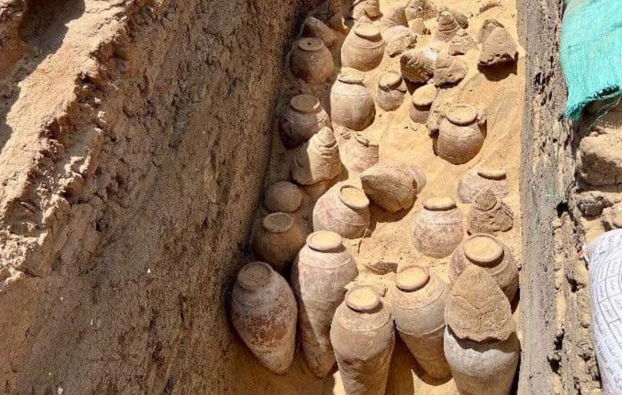 Incredible discovery in the tomb of the first ruler. They are 5 ...