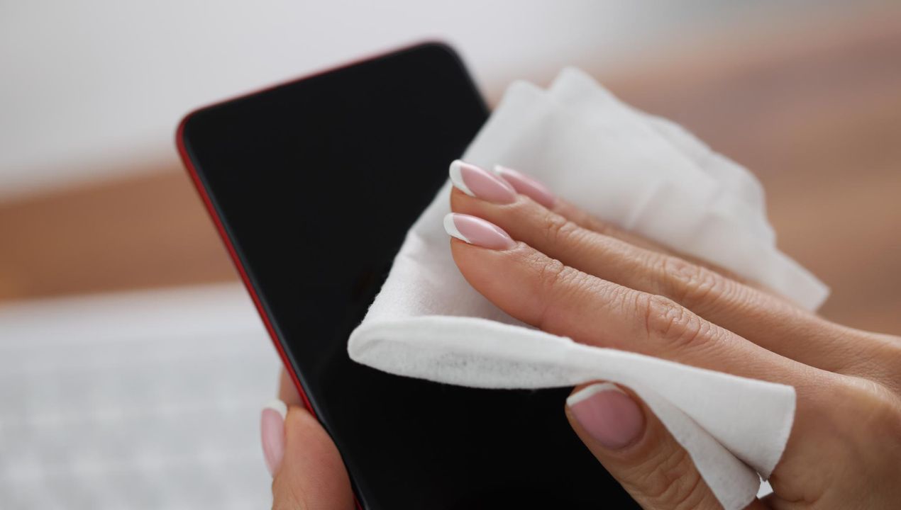 Czym czyścić ekran telefonu? Tak usuniesz z niego drobne rysy