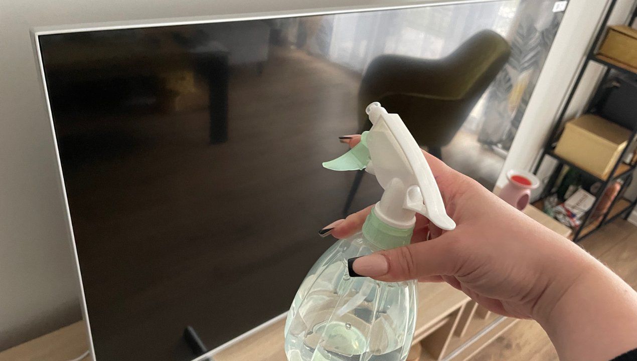 Ten sprej do mycia ekranu telewizora sprawia, że kurz wcale na nim nie ...