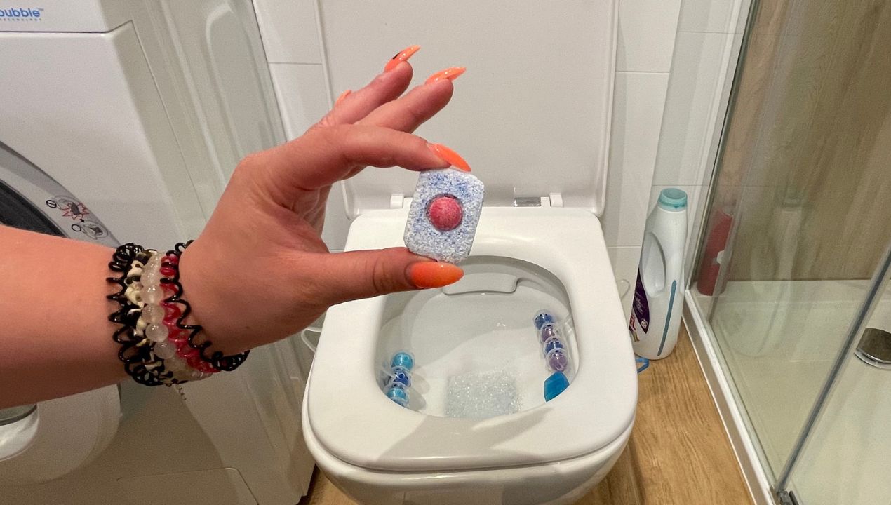 Choć nie mam zmywarki, kupuję zapas tabletek. Nic tak dobrze nie czyści toalety!