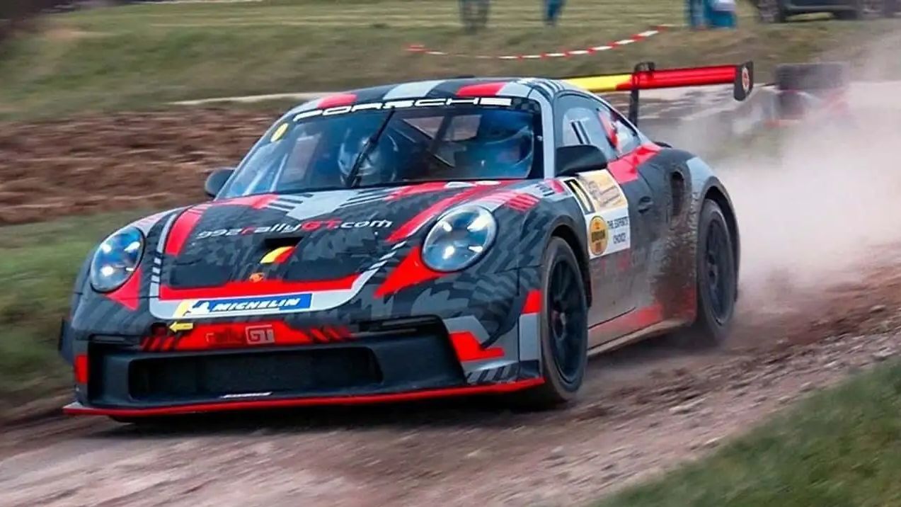 Porsche 991 GT3 Cup w roli rajdówki. Na nagraniu widać, że radzi sobie ...