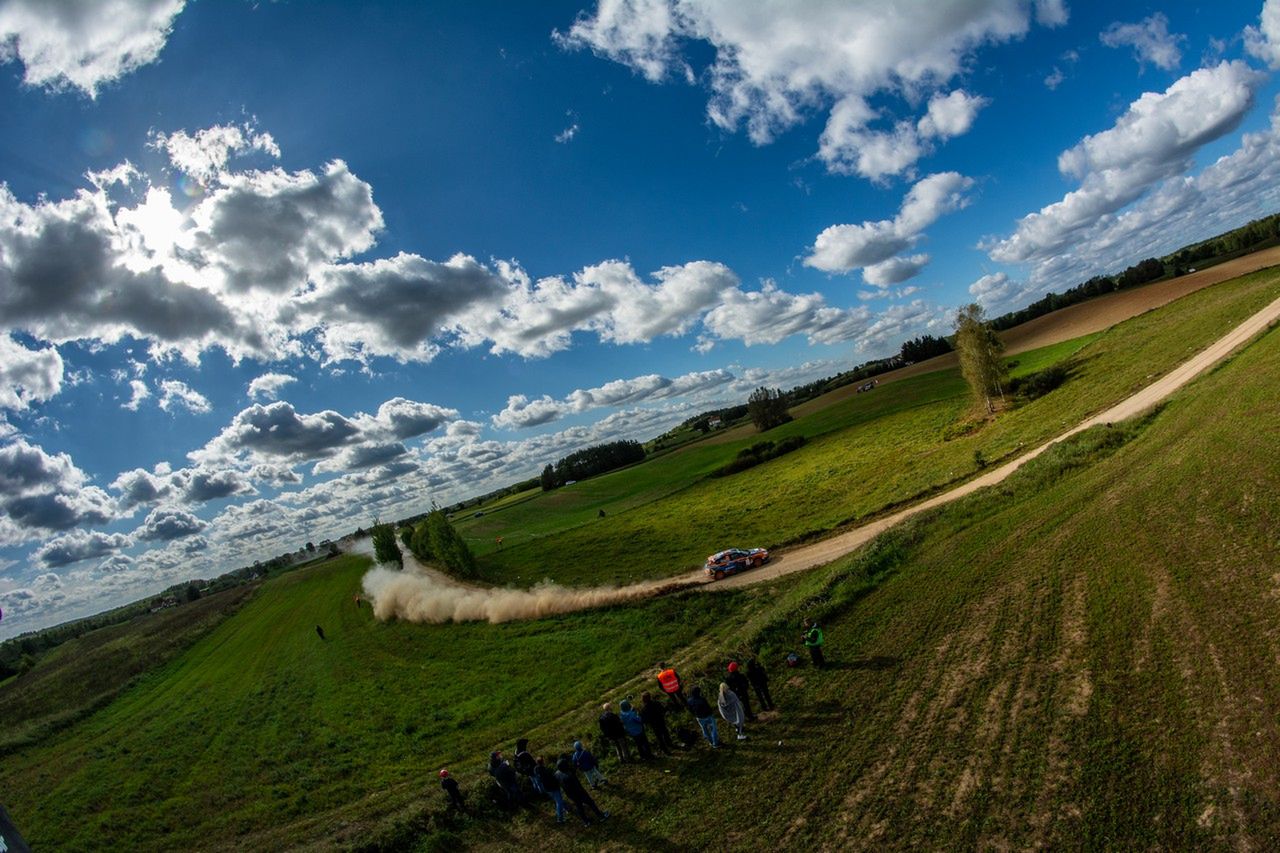 Rajd Polski. 13 szutrowych oesów i słynna Karowa na finał. Znane ...