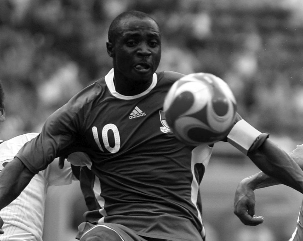 W finale igrzysk grał przeciwko Messiemu. Nie żyje Isaac Promise, były ...