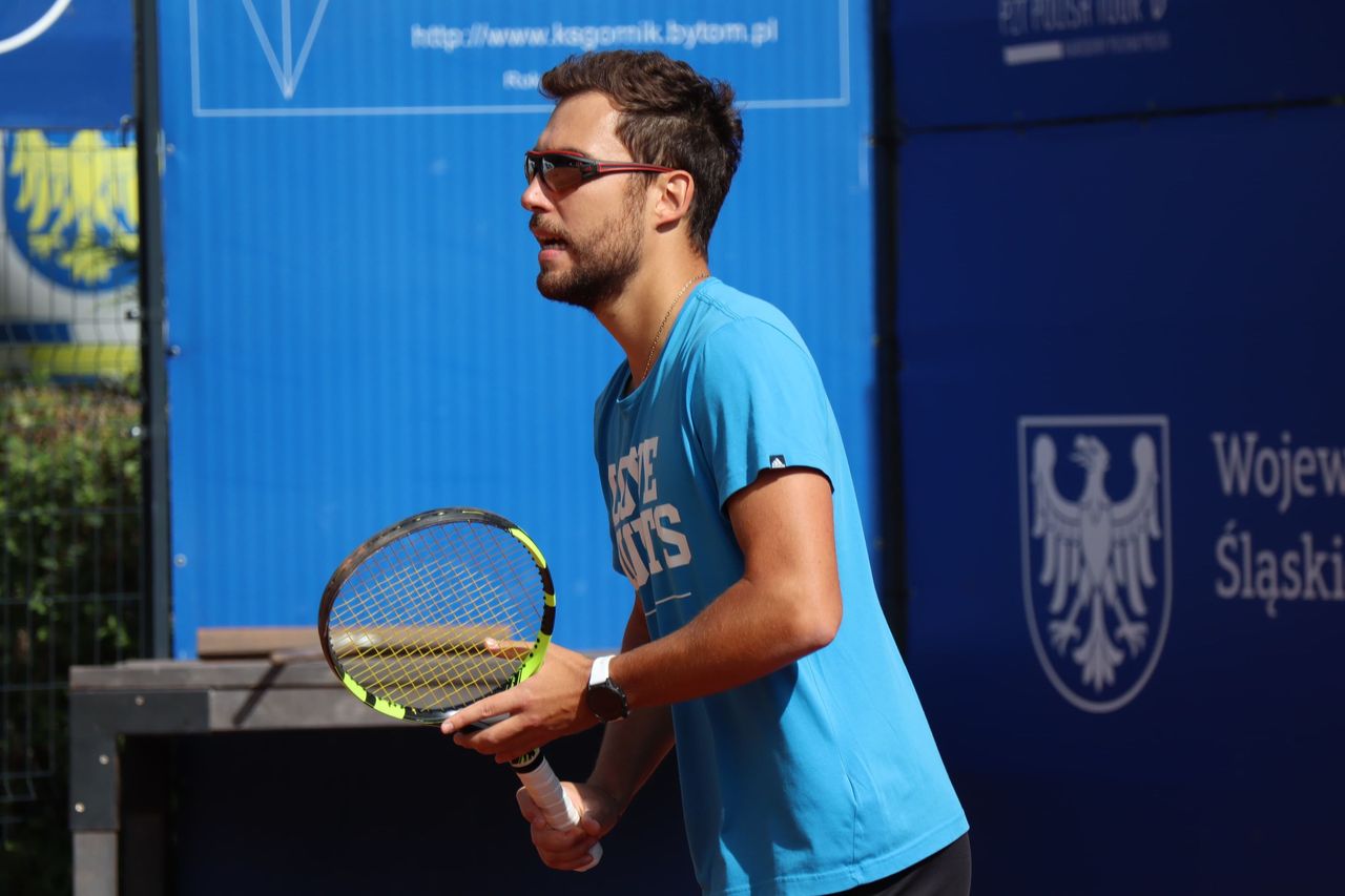 Jerzy Janowicz obronił trzy piłki setowe. Będzie kolejny awans